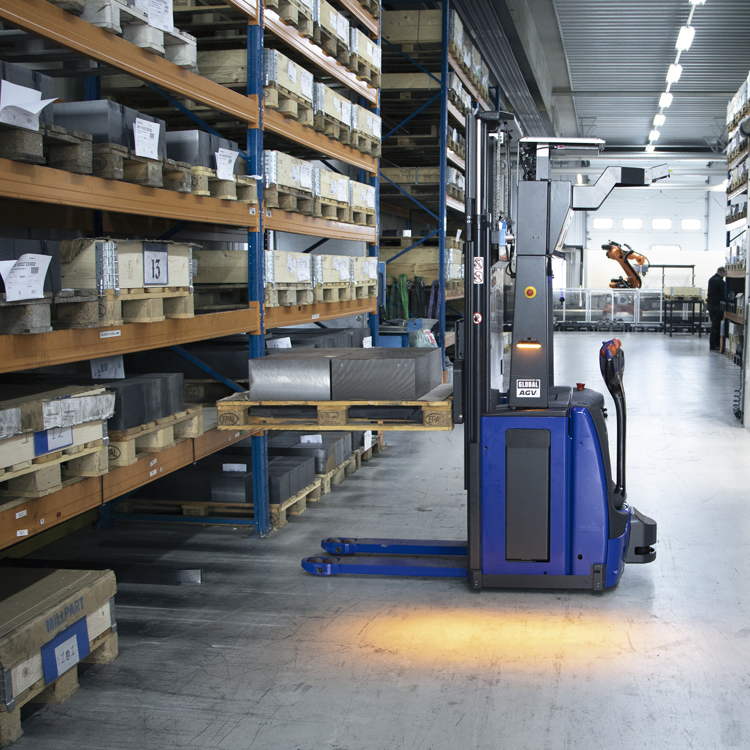 Internal transport and pallet handling